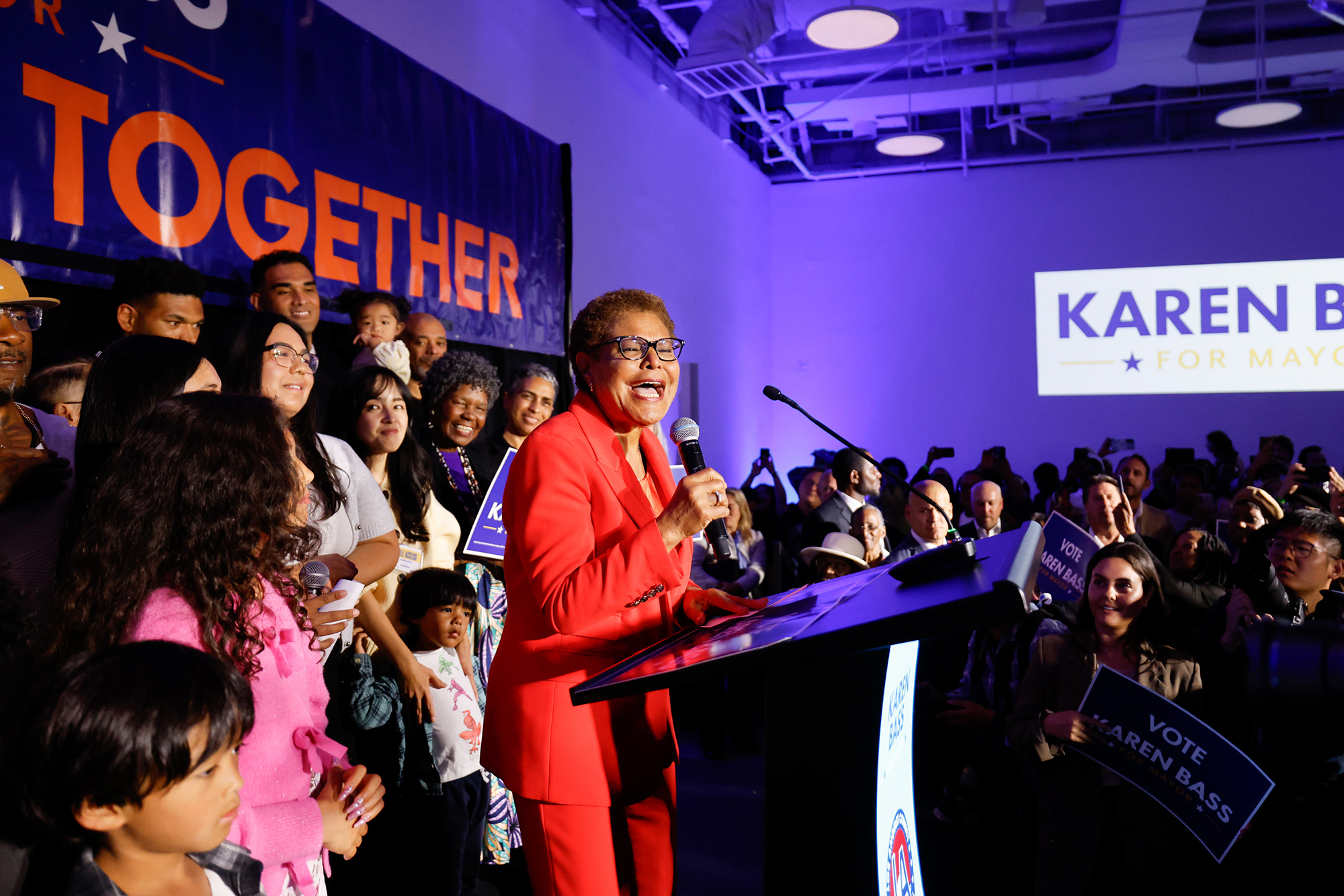 Opinion | The race that benefits Karen Bass doesn't benefit LA voters